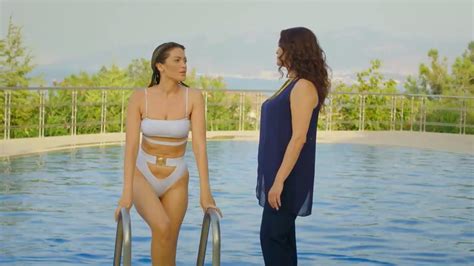 چرا برای مادرم گشتن تو خونه با شورت و سوتین عادی شده