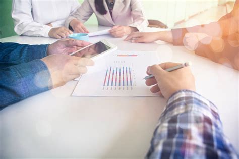 비즈니스 팀 브레인스토밍 마케팅 계획 연구 테이블 노트북 및 휴대 전화에 서류 금융에 대한 스톡 사진 및 기타 이미지 금융 기업 비즈니스 남자 Istock