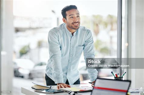 회사 전략을 계획하는 회의실에서 프레젠테이션 또는 회의에 참석한 관리자 리더 및 행복한 사업가 비전과 아이디어가 있는 스타트업의 자신감 있는 영업사원과 남성 직원 비즈니스에