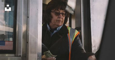 지폐를 들고 있는 여자 사진 Unsplash의 무료 버몬트 이미지