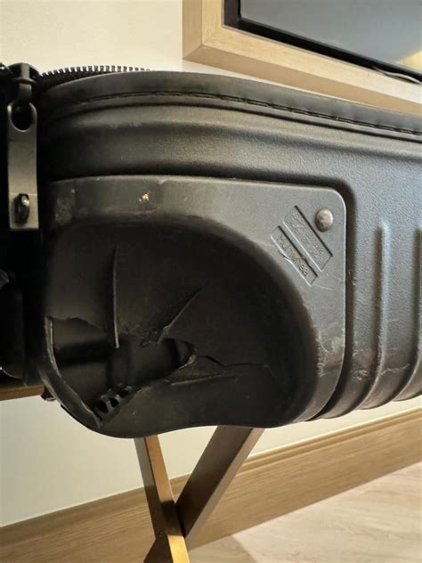 這次出差的小禮物 既今年德國回來壞一輪後 另一顆輪子再次重傷 上次德國回程壞掉 找的到華航維修 但這次在杜拜我找不到國泰的櫃檯 而且已經半夜就放棄了 回到台南找了一間維修 說因為底座