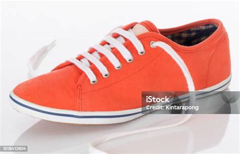 빨간색 패션 여자 운동 화 신발 측면 보기와 프로필 흰색 배경 여자의 패션 컨셉에 격리 합니다 가죽에 대한 스톡 사진 및 기타 이미지 Istock