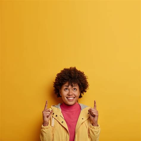 Крупным планом молодая привлекательная и харизматичная женщина изолирована Бесплатно Фото