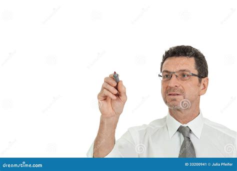 Ο χαμογελώντας ενήλικος επιχειρηματίας γράφει με τη μάνδρα που απομονώνεται Στοκ Εικόνα εικόνα