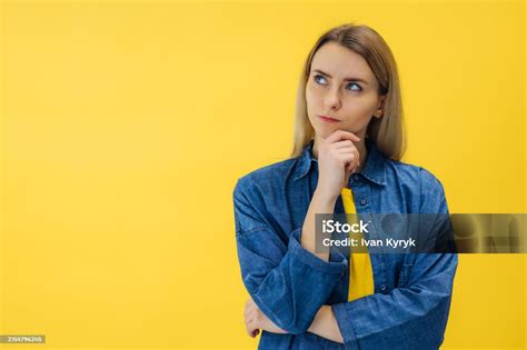 매력적인 의심스런 호기심 많은 여자 생각 새로운 계획 만들기 복사 공간 고립 된 밝은 노란색 배경 25 29세에 대한 스톡 사진 및 기타 이미지 Istock