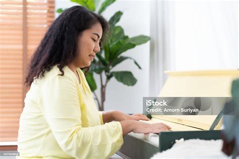 집에서 피아노를 치는 여자 음악 학교에서 피아노를 배우는 여성 연습 30 34세에 대한 스톡 사진 및 기타 이미지 30 34세 건강관리와 의술 고전 양식 Istock