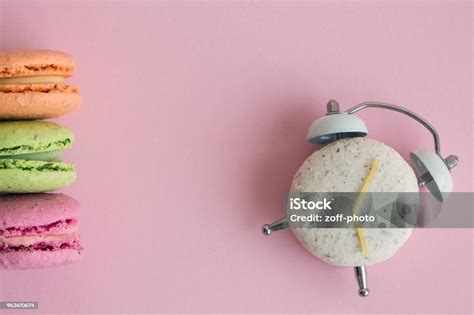파스텔 핑크 바탕에 화려한 Macarons의 플랫이 하다 알람 시계와 시계 바늘의 모양에 그들 중 하나 만든 스파게티 다중 색상에 대한 스톡 사진 및 기타 이미지 Istock