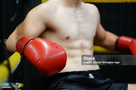 무에타이 태국의 무술 구석에 앉아있는 권투 선수 심판이 권투 선수가 휴식을 취하고 코치가 다음 라운드에서 경기를 소개하기 위해 각 라운드에서 싸움을 중단 할 때
