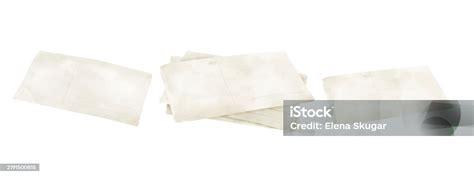 낡은 빈티지 종이로 만든 엽서 더미 인쇄의 흔적과 빈티지 카드가 세트로 되어 있습니다 수채화 디지털 일러스트레이션 베이지 색의 인사말 카드 흰색 배경에 고립되어 있습니다