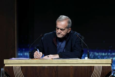 عکس مسعود پزشکیان در مراسم همسر این چهره فوتبالی خبرآنلاین