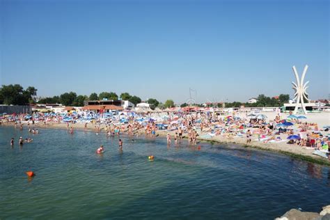 Multitud De Personas En El Obelisc Del Costinesti Del Plaja De La Playa