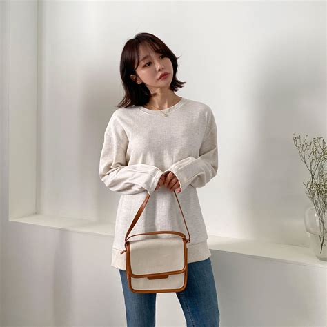 시블링 라운드넥 소매 핀턱 루즈핏 맨투맨