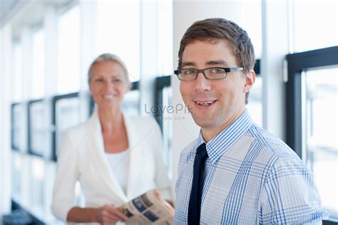사업가 사무실에서 웃 고 사진 무료 다운로드 Lovepik