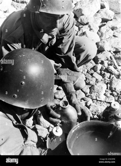 Moroccan Algerian Border War Army Fill Up Water Bottles In Hassi Beida 29 October 1963 Stock
