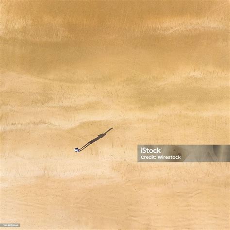 화창한 날에 서서 모래 표면에 그림자를 바라보는 사람의 상위 뷰 그림자에 대한 스톡 사진 및 기타 이미지 그림자 사람들 서 있기 Istock