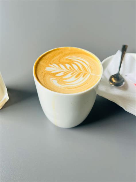 거품 꾸미다양조하다 높은 유리 따뜻한 음료 뜨거운 음료 라떼 라떼 아트 라떼아트 디자인 라떼폼아트 맛있는 머리 위로 모카 미니멀리스트 디자인 미식가