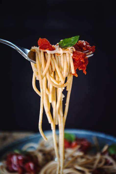토마토와 바질 파스타의 선택적 초점 사진 · 무료 스톡 사진