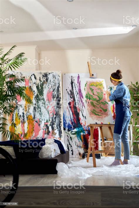 홈 스튜디오 워크샵에서 현대 추상화 작업을 하는 재능있는 여성 아티스트의 전체 길이 샷 25 29세에 대한 스톡 사진 및 기타 이미지 25 29세 거실 공예 Istock