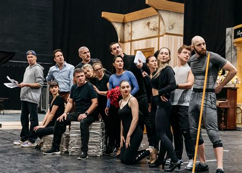 Serge Postigo Nous Entraîne En Répétition De La Comédie Musicale Les Producteurs