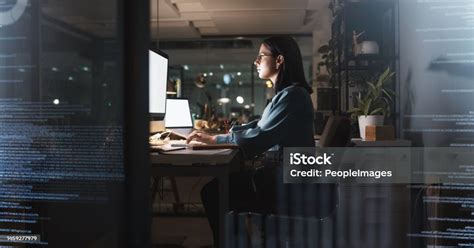 사무실 여성과 야간 코딩은 사이버 보안 프로그래밍 및 작업을 위한 미래형 오버레이를 사용합니다 프로그래머 코드 및 초과 근무