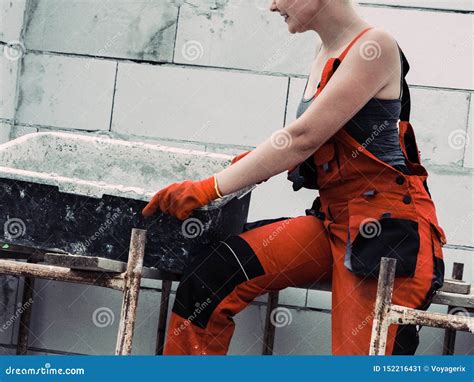 Constructor De Sexo Femenino Que Trabaja Para Construir La Nueva Casa Imagen De Archivo Imagen