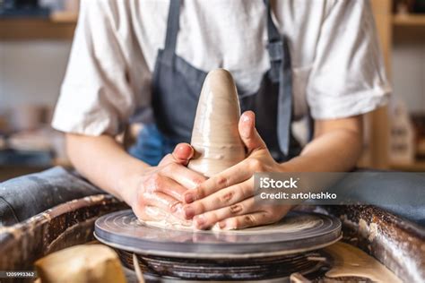 화병을 만드는 포터의 바퀴에서 일하는 포터 작업장에서 주전자를 만드는 손으로 점토를 형성하는 여성 공예에 대한 스톡 사진 및 기타 이미지 Istock