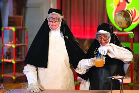 Časna Sestra Na Vespi U Lovu Na Ubice Lorna Votson Zvezda Popularnog