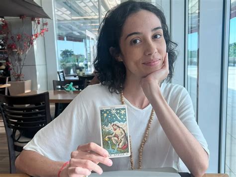 Emelyn Chotté A Taróloga Que Transforma O Tarot Em Ferramenta De