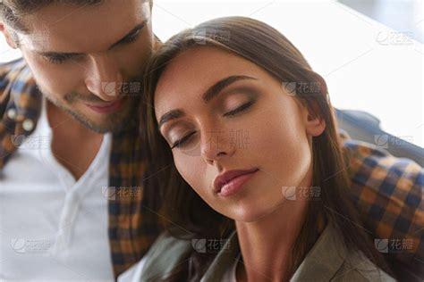 可爱的情侣期待旅行