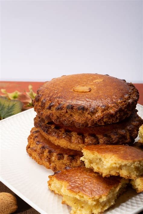 Ronde Nederlandse Eigengemaakte Die Koekjes Met Marsepein En Amandelen Nu Worden Gevuld Stock