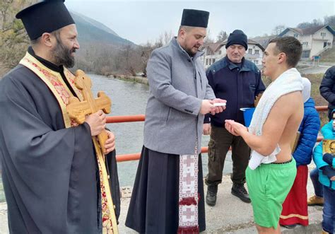 Darko Vuković 15 Prvi Doplivao Do Časnog Krsta Bn