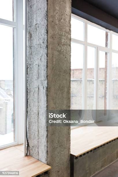 로프트 스타일 콘크리트 열 빛 벽과 나무 벤치로 사무실에 영역을 작동 합니다 큰 빛 창 가구에 대한 스톡 사진 및 기타 이미지