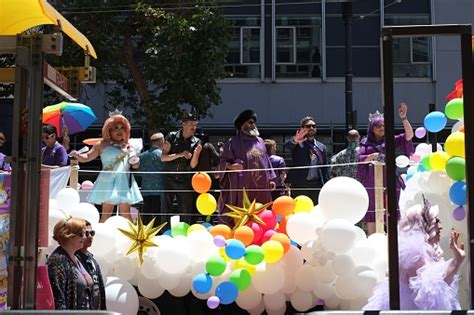 마켓 스트리트와 시빅 센터를 따라 열리는 샌프란시스코 프라이드 퍼레이드 2022의 재미있는 축제 Lgbtqia 문화에 대한 스톡 사진 및 기타 이미지 Istock