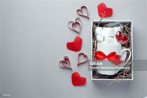 회색 배경 어머니의 날 봄 발렌타인의 날 여성의 날에 대 한 존재의 아이디어에 하얀 얼굴 단 맛과 붉은 장식 선물 상자 머그에 대한 스톡 사진 및 기타 이미지 Istock