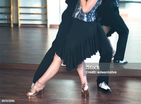 볼룸 댄스 댄서와 리허설에서 춤을 스튜디오 학교에서 교사 부부 2명에 대한 스톡 사진 및 기타 이미지 2명 공연 공연자 Istock