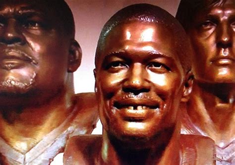 Photo Michael Strahans Hall Of Fame Bust Has Gap In Teeth