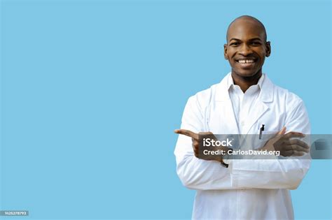 복사 공간을 가리키는 실험실 코트를 입은 접힌 팔을 가진 의사 25 29세에 대한 스톡 사진 및 기타 이미지 25 29세 가리키기 건강 진단 Istock