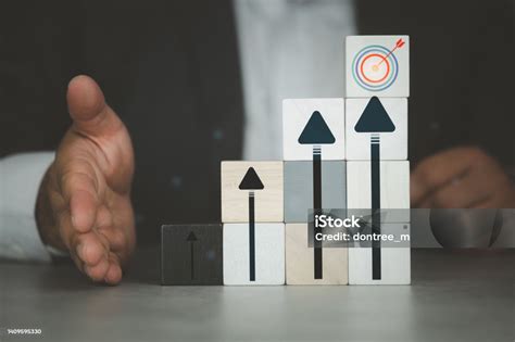 사업가는 계단 모양으로 배열 된 화살표 막대 차트 그래픽으로 나무 블록을 보여줍니다 Staff Meeting에 대한 스톡 사진 및 기타 이미지 Staff Meeting