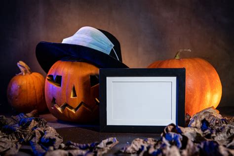 블랙 포토 프레임과 보호 얼굴 마스크와 마녀의 모자를 입고 할로윈 호박 액자에 대한 스톡 사진 및 기타 이미지 액자 사진 이미지 섬뜩한 Istock