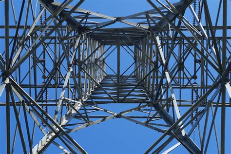 전선이 많은 매우 높은 금속 구조 사진 Unsplash의 무료 고전압 마스트 이미지