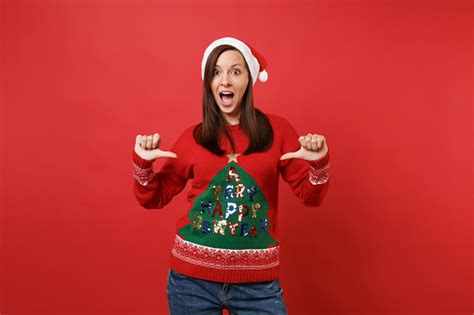 젊은 산타 여자 입 벌리고 유지 찾고 빨간 배경에 고립 된 자신에 손가락을 가리키는 흥분 행복 한 새 해 2019 축 하 휴일 파티 개념입니다 복사 공간을 비웃는 다