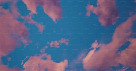 흐린 푸른 하늘을 나는 비행기 사진 Unsplash의 핑크 클라우드 이미지