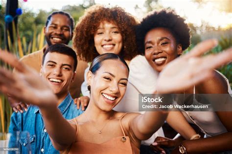 카페에서 친구들의 초상화 행복 셀카 해질녘의 유대감과 재미있는 추억 미소를 짓고 레스토랑에서 단체 및 프로필 사진 소셜 미디어에서 파티 축하 행사에서 인플루언서와 사진