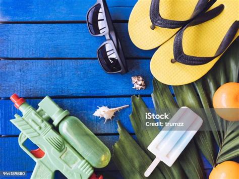 푸른 나무 바닥에 여름 액세서리의 상위 보기 텍스트에 대 한 여유 공간 개념에 대한 스톡 사진 및 기타 이미지 개념 개인 장식품 개체 그룹 Istock