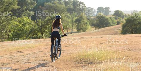 오프로드에 산악 자전거에 소녀 일몰에 자전거의 아름다운 초상화 피트니스 소녀는 현대 탄소 섬유 산악 자전거를 타고 건강한 생활방식에 대한 스톡 사진 및 기타 이미지 Istock