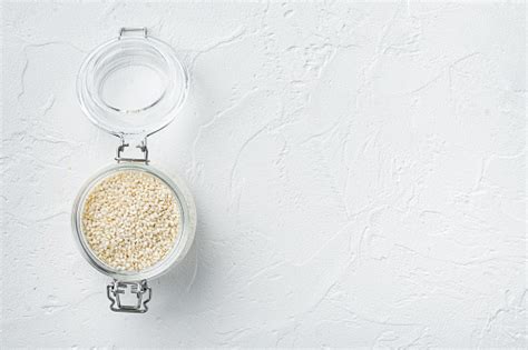 장식 참깨 유리 항아리에 흰색 돌 배경에 상단 보기 평면 누워 카피 스페이스와 텍스트 공간을 가진 0명에 대한 스톡 사진 및 기타 이미지 Istock