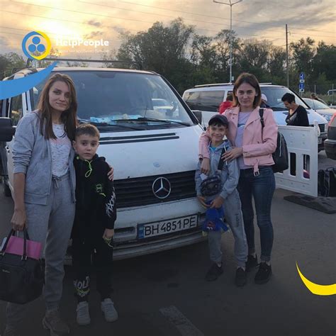 “Люди виїжджають коли снаряд уже потрапляє у їхній дім” — як волонтери Helppeople вивозять