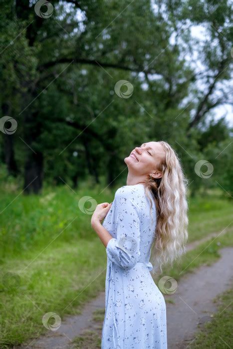 Портрет светловолосой женщины в парке Молодая женщина в синем винтажном платье Женщина