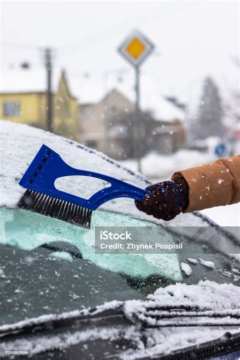 겨울에 얼음 스 크레이 퍼 브러시에 의해 눈에서 차 유리창을 청소 거리에 대한 스톡 사진 및 기타 이미지 거리 겨울 계절 Istock
