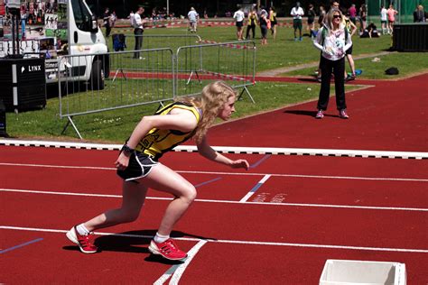 무료 이미지 소녀 선로 스포츠 소년 운영 점프하는 달리는 사람 경쟁 선수권 대회 고등학교 체육 실기 만나다 스프린트 트랙 경기장 허들 링